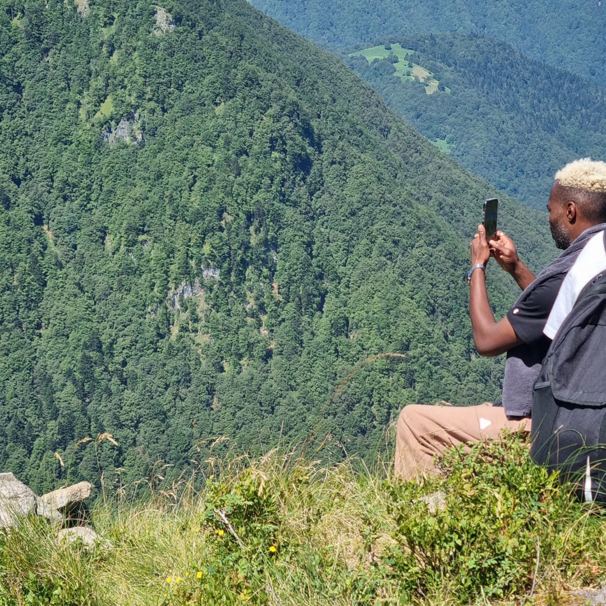 Actress teams up with Simon J. Karis on 'THRASH' cassette - Inverted Audio